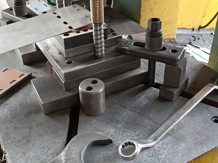 以信立业,以质取胜,不搞虚的,只做实在#链接片冲孔切断折弯模具厂家...