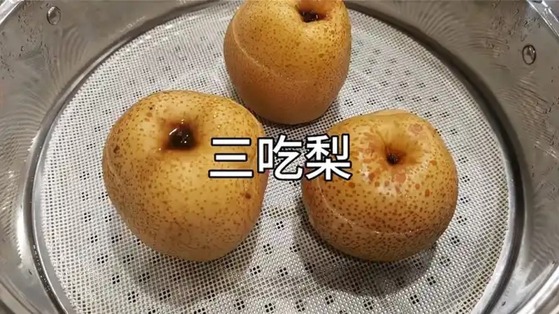 把梨在蒸锅中蒸一蒸,没想到效果那么厉害,嗓子疼赶紧试试吧!