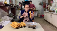 在家炸油条,不用泡打粉,掌握技巧个个蓬松酥脆,出锅瞬间被抢光