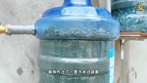小伙用两个塑料桶自制污水过滤器,让浑浊水变清澈,不输矿泉水!