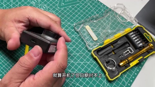 小蚁行车记录仪日期混乱故障修复,电池更换全流程