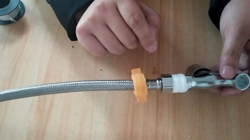 为什缠了这么多胶带还漏水?是水管质量不行还是生料带有问题?