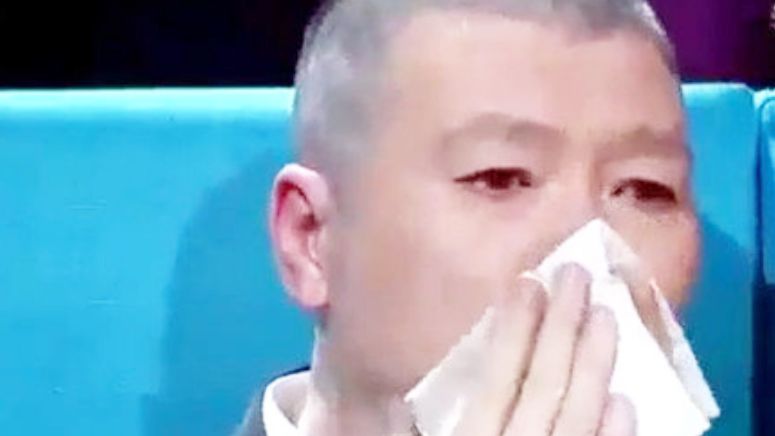 毛阿敏自杀未遂,出院后首次登台演唱一首歌,老公台下眼泪直流!