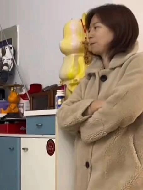 女儿模仿妈妈打麻将输时候的样子,老妈:让你模仿,没让你超越