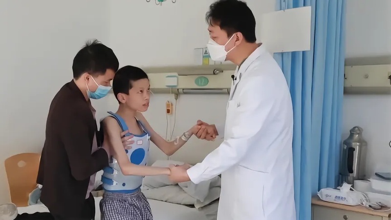 折叠少年手术后,终于站了起来,医生感叹第一次见他笑