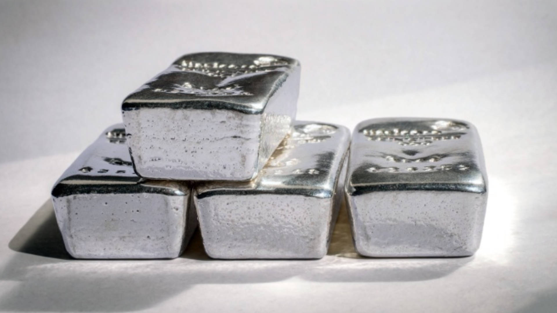 白银大跳水!原油飙涨,美股三大指数涨跌不一