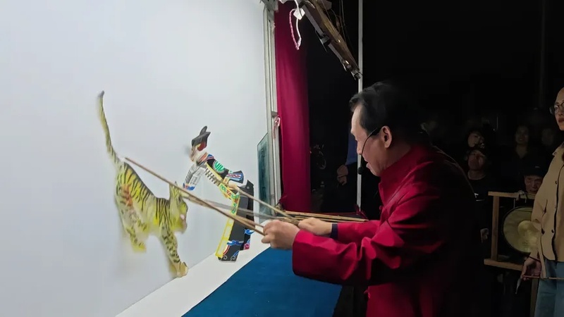 皮影大师秦礼刚表演皮影戏《武松打虎》