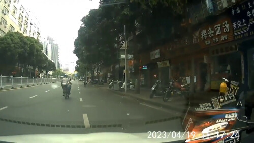 男子骑车逆行,与视频车对头,不料竟做出如此举动,网友:这种人该被请去...