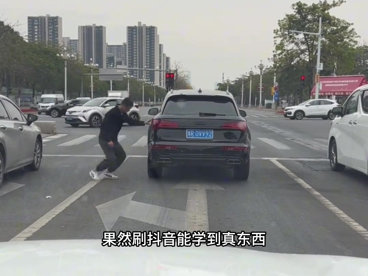 自动挡车型停车等红绿灯时,应该挂什么挡? #自动挡车怎么开 #自动挡...