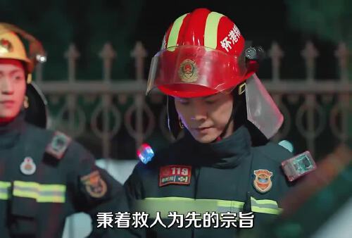 消防员救援时,撞开占用消防通道的车辆