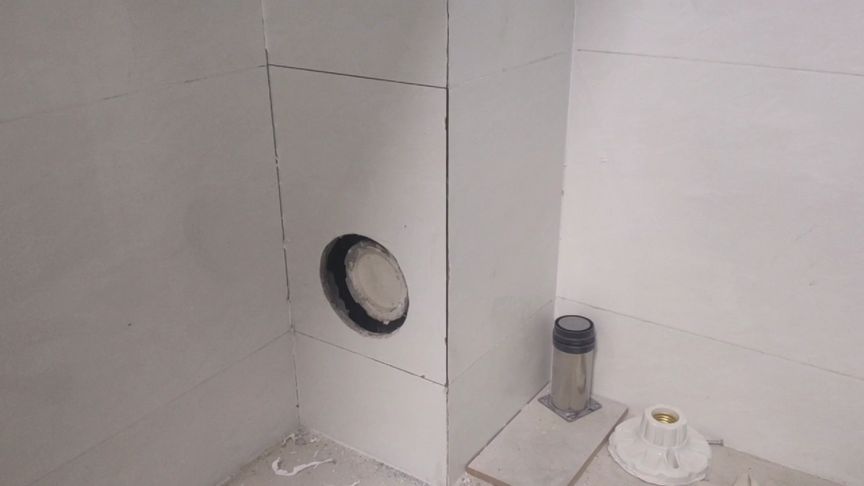 交房两年了,水管漏水,小伙花200块钱折腾了一个小时修好了