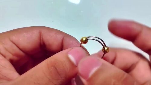 充满少女心的手工教程,教你用别针制作戒指,戴在手上特别好看!