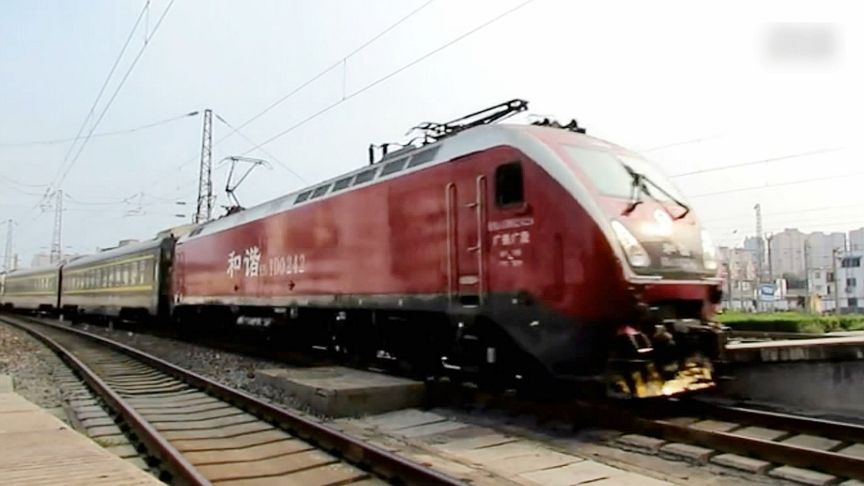 中国铁路心脏郑州站 广州东至青岛Z168次直达特快进站