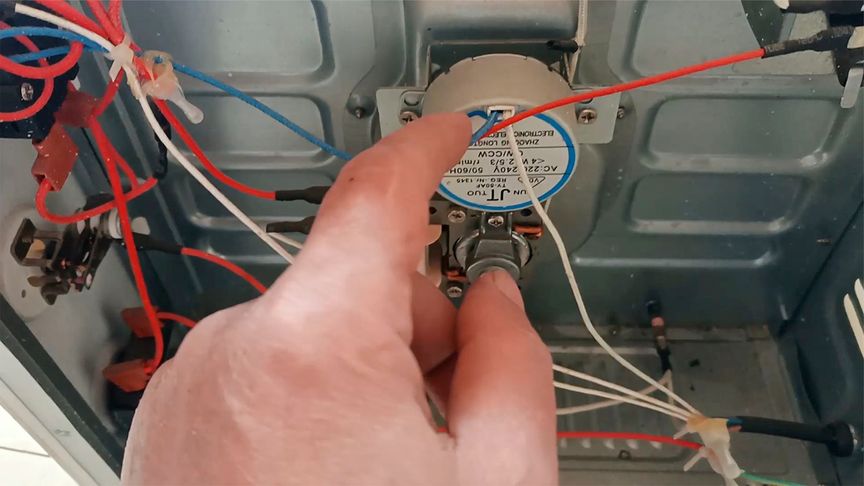 电烤箱内部结构简单维修容易,朋友们看后就会维修!