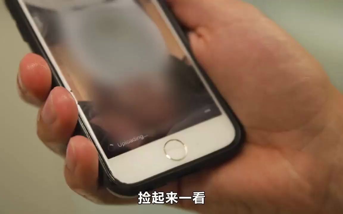 上厕所时可不要玩手机了,不然这样就惨了