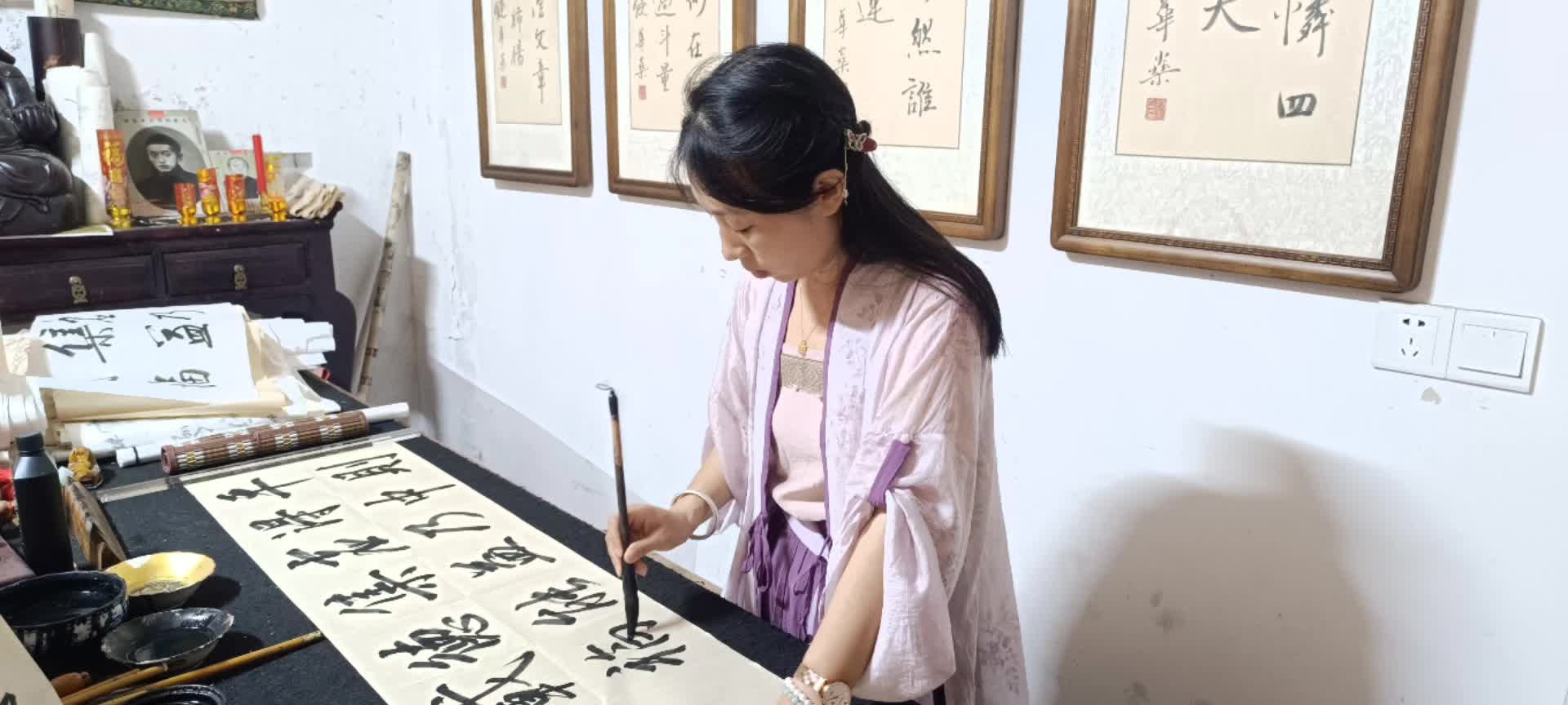 ...老师在思源堂授课点评我的习作。#书法 #传统文化 @抖音小助手