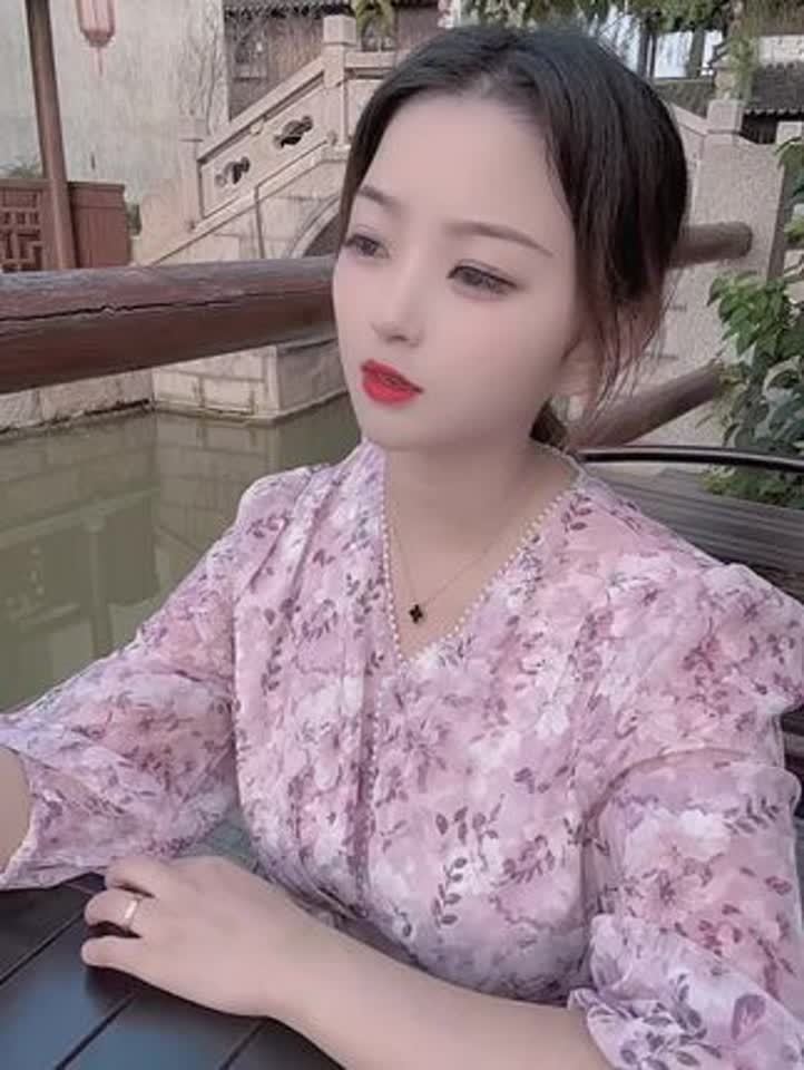 以前三位数的衣服,眼不眨一下就支付,现在两位数的东西,我都要再三的...