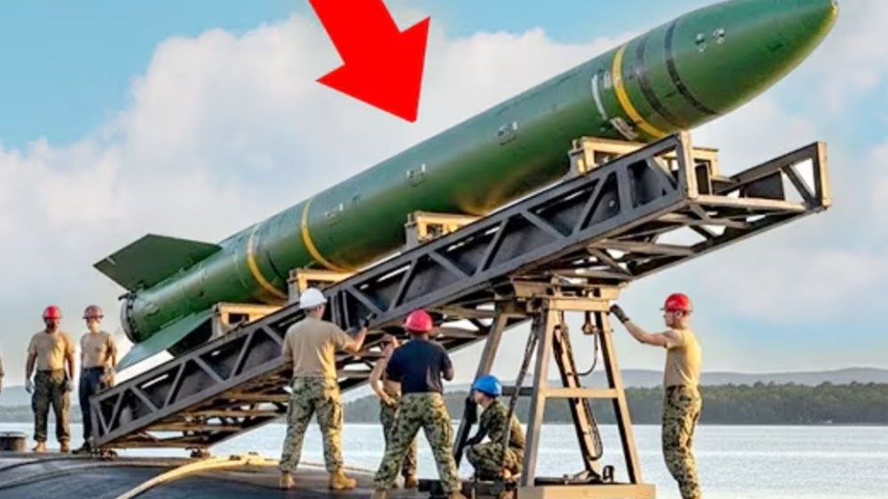 美国从海上新潜艇发射鱼叉反舰导弹