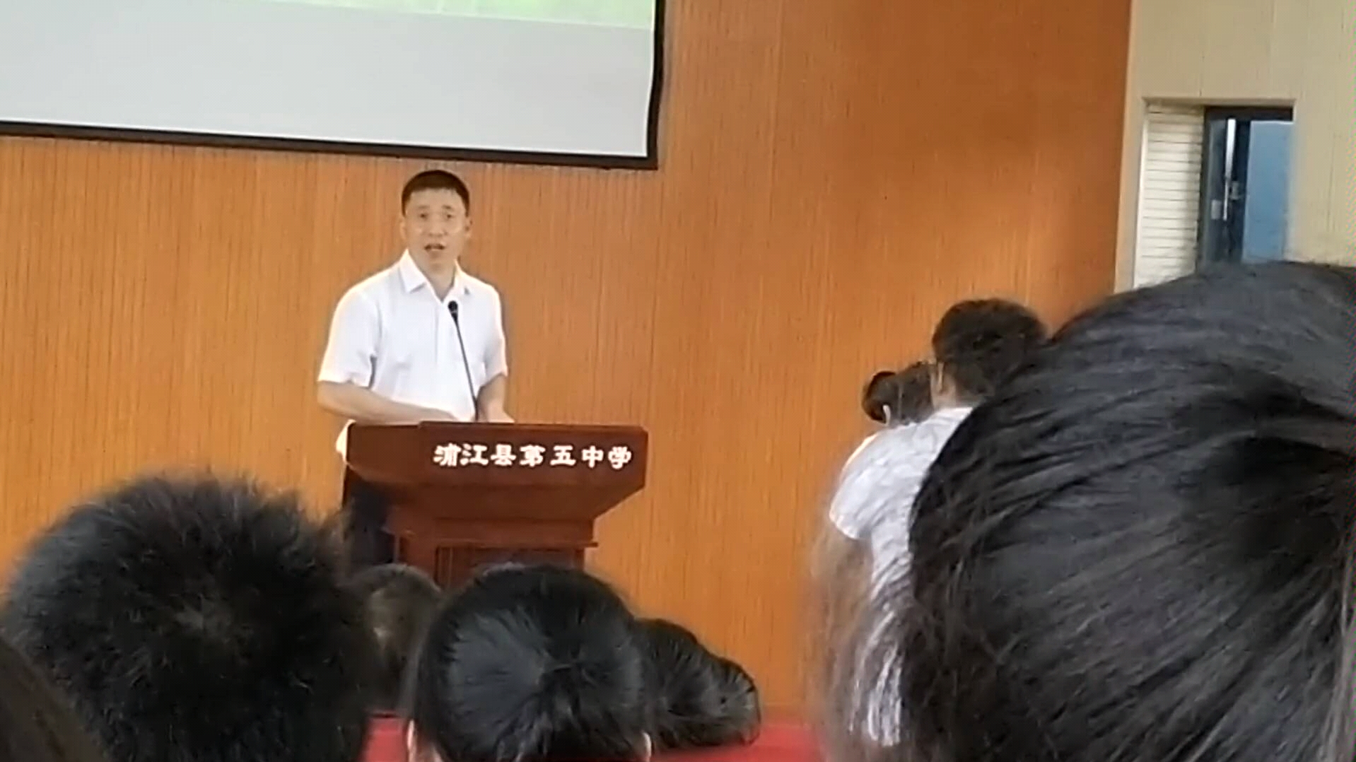 毕业典礼后校长的讲话,很精彩,请看到最后