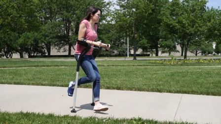能让残疾人跑起来的拐杖,又稳又轻便,老年人有福了!