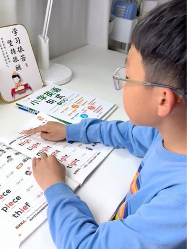 这套非常适合英语初学者,掌握字母组合发音轻松记单词,标准发音见到...