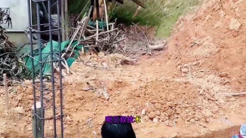 五叔正在安装自制的模板,这样省下了一笔不菲的模板费用