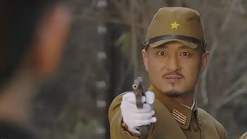刀光枪影:美女为救小伙挡枪身亡,英雄气概令人敬佩!