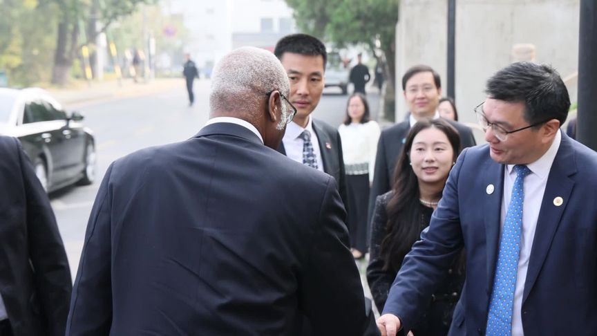 ...武汉大学,先后参观行政楼和文化遗产智能计算实验室(视频:宋昆)