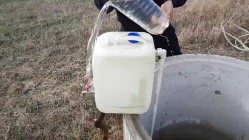 小伙用塑料桶和水管制作的无动力抽水装置,轻轻松松就能实现抽水