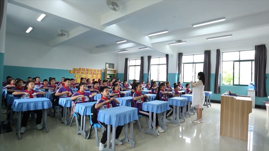小学生花样课间操爆红,班主任:自创动作表演3年半