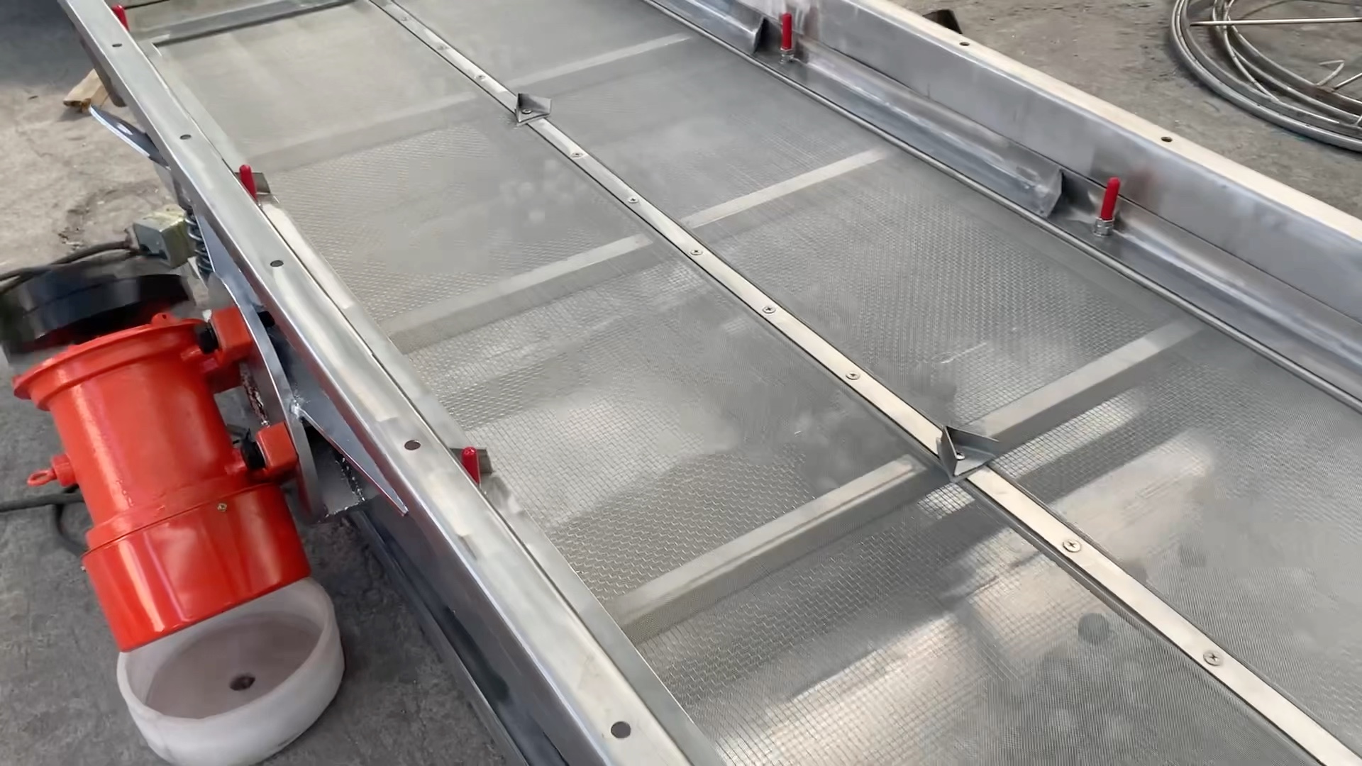 小型直线振动筛电机侧挂用于多种物料筛分