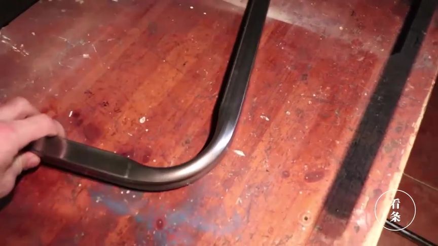 如何把方管折弯成圆弧90°,看看小伙是这么做的