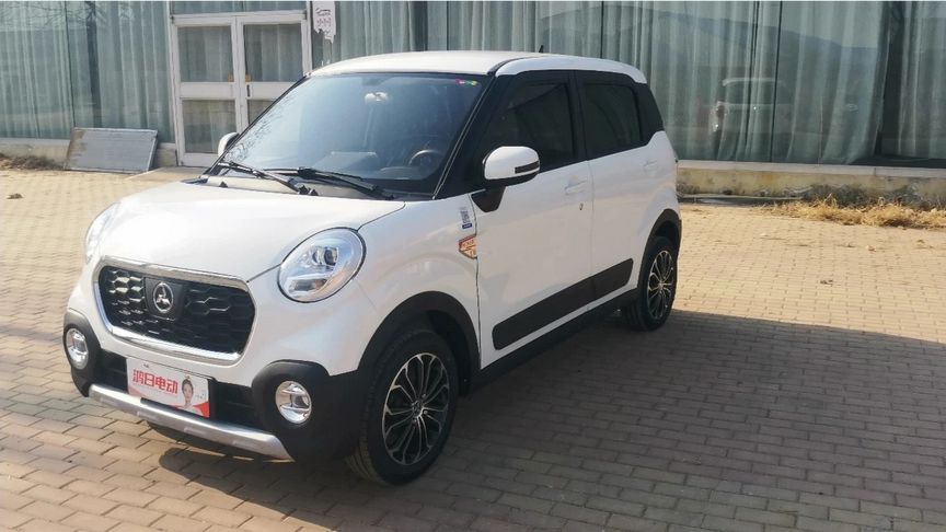 路边停了一台电动四轮车,挺漂亮的,还带了一键启动