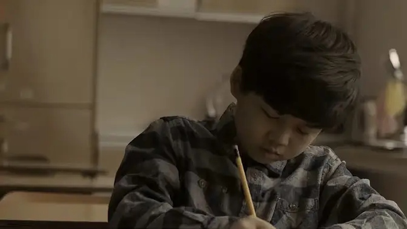 男孩追求完美的线条,单手画出世界地图,反转小短片!