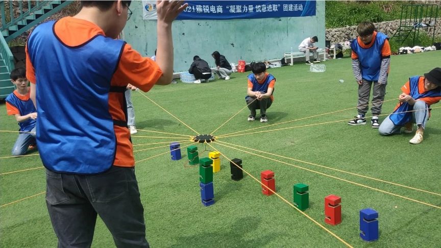 户外活动营几组队伍小游戏训练的实拍