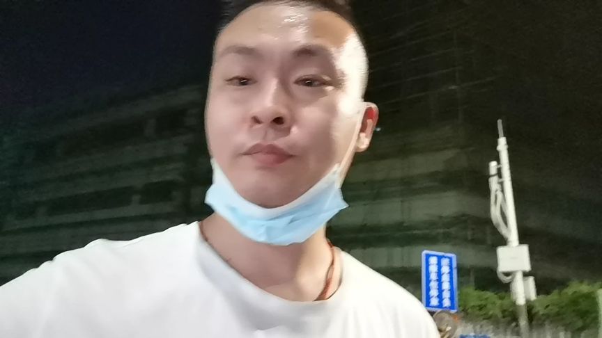 这么晚了平安保险姐姐打电话说寄了一箱水果,顺丰快递,流口水了
