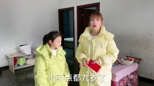 9岁女儿第一次给妈妈发压岁钱,拿着厚厚一叠,看看有多少钱?