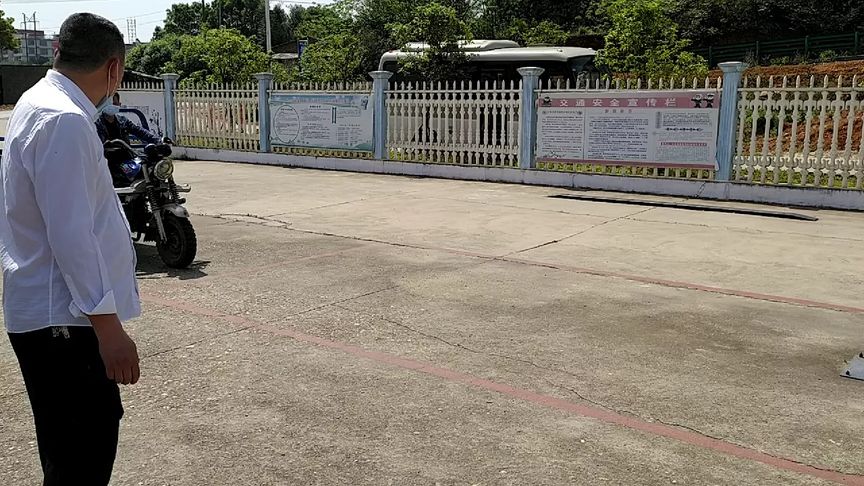 三轮摩托车科目二绕桩考试