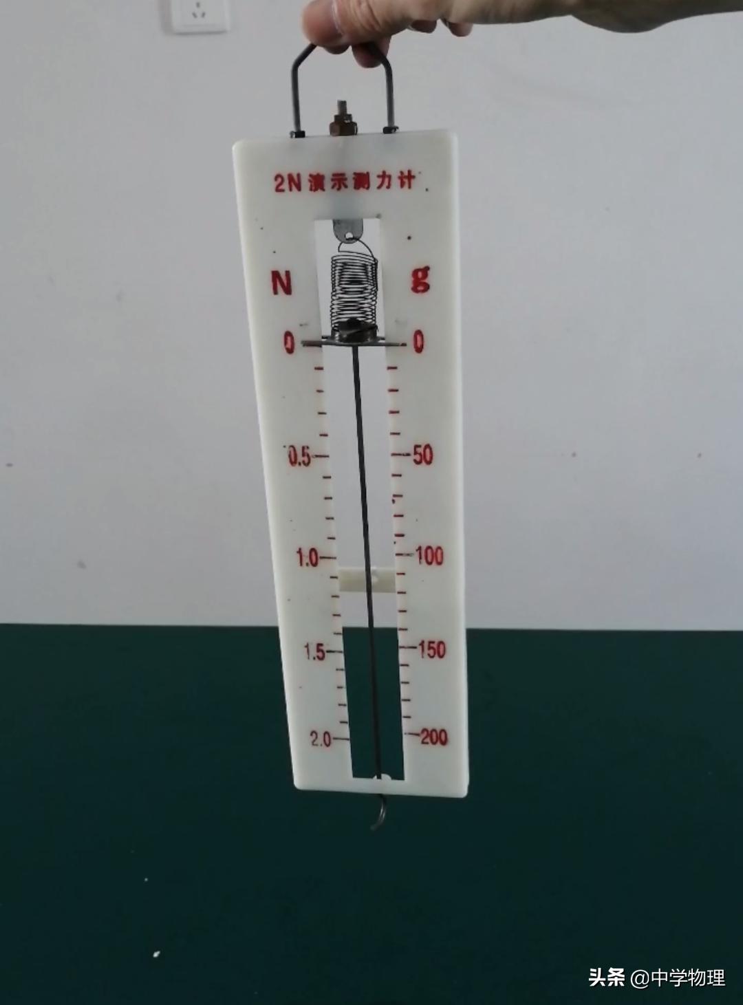 #物理小实验# 弹簧测力计倒着用,示数还准确吗?