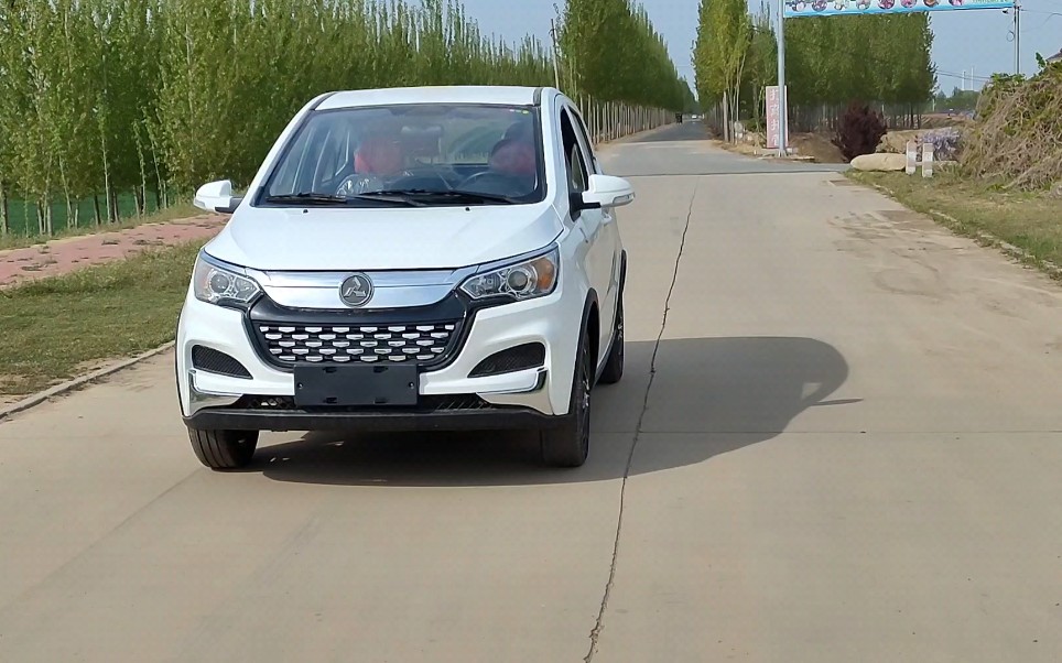 SUV电动四轮车 家用带高低速 一键启动 暖风