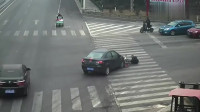 轿车转弯撞翻直行电动车,没人受伤,这场事故责任该怎么算