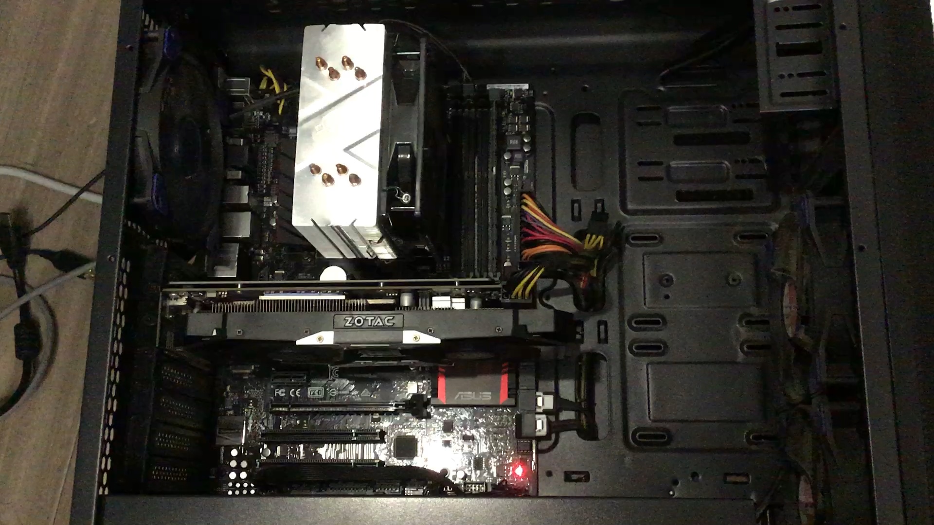 开启主机 风扇跟显卡风扇启动一下马上停止 一直这样循环