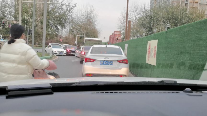 道路施工,出行注意安全,一不小心就出事故了