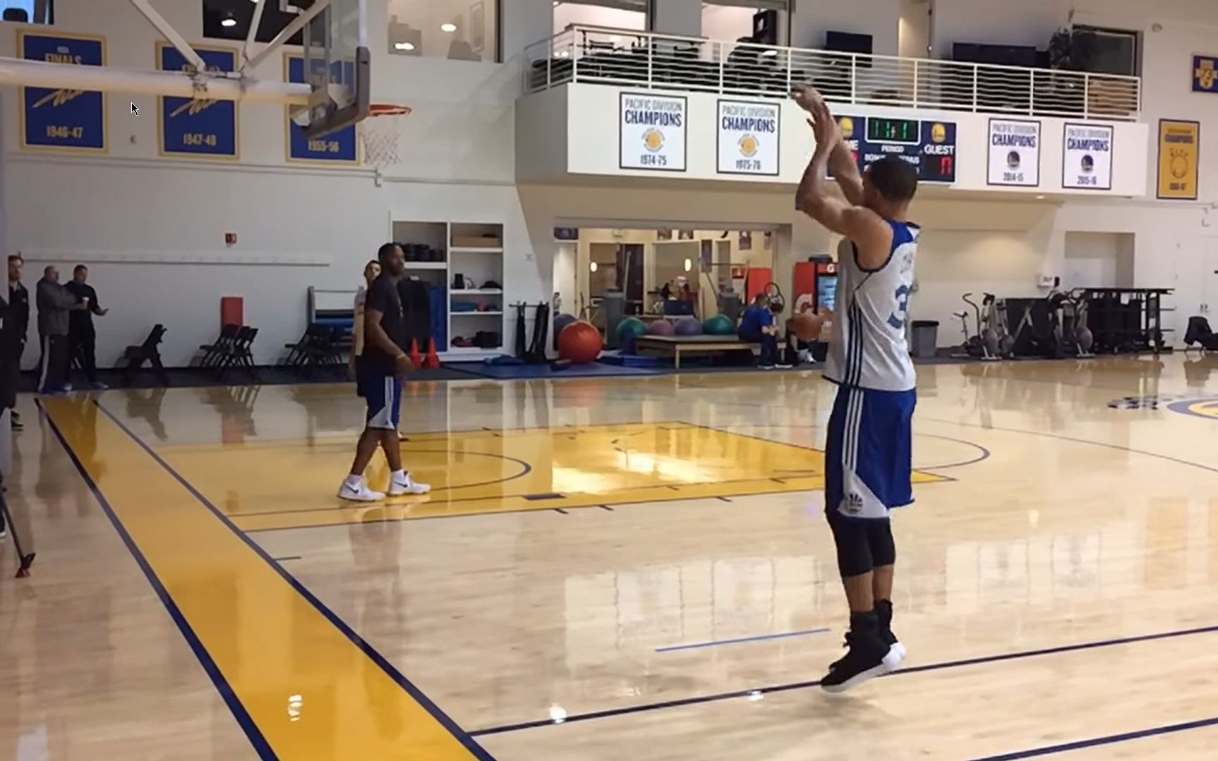 巅峰库里个人三分投篮训练,我已经看不清连进多少个了