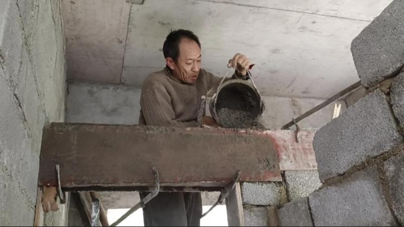 等把门框位置搞好,就要开始贴地板砖了,老爸说有人想来帮忙吗
