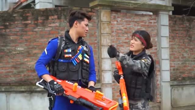 搞笑CS枪战-单排秒敌,老妹这王者就是不一样