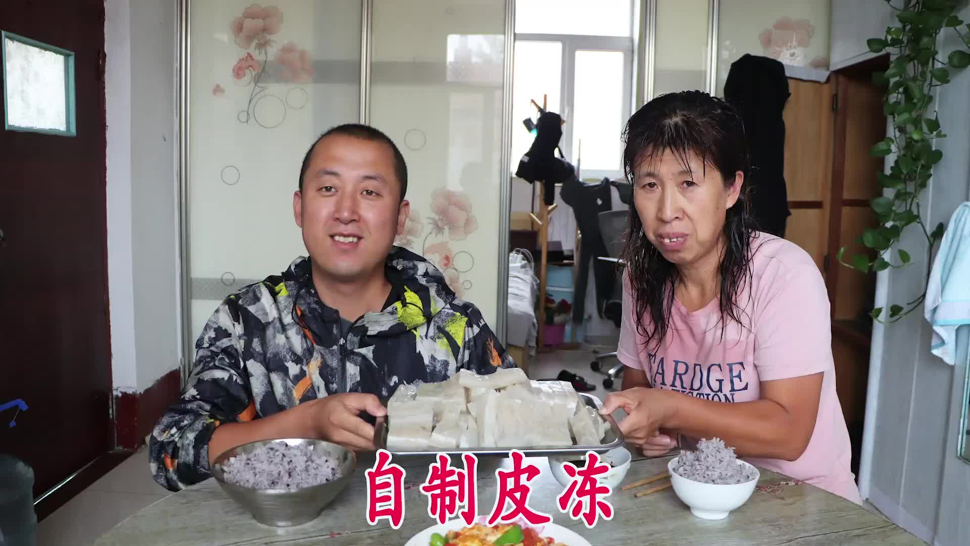 自制皮冻的家常做法,过程不复杂,口感Q弹,蘸蒜泥吃味不赖
