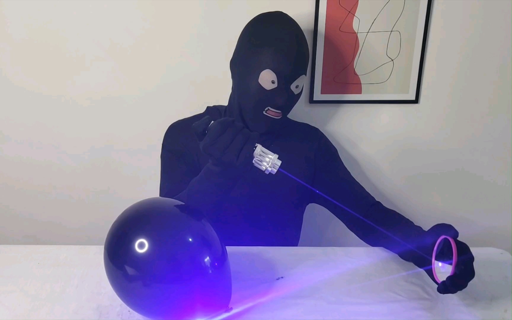 千万不要给激光笔照镜子