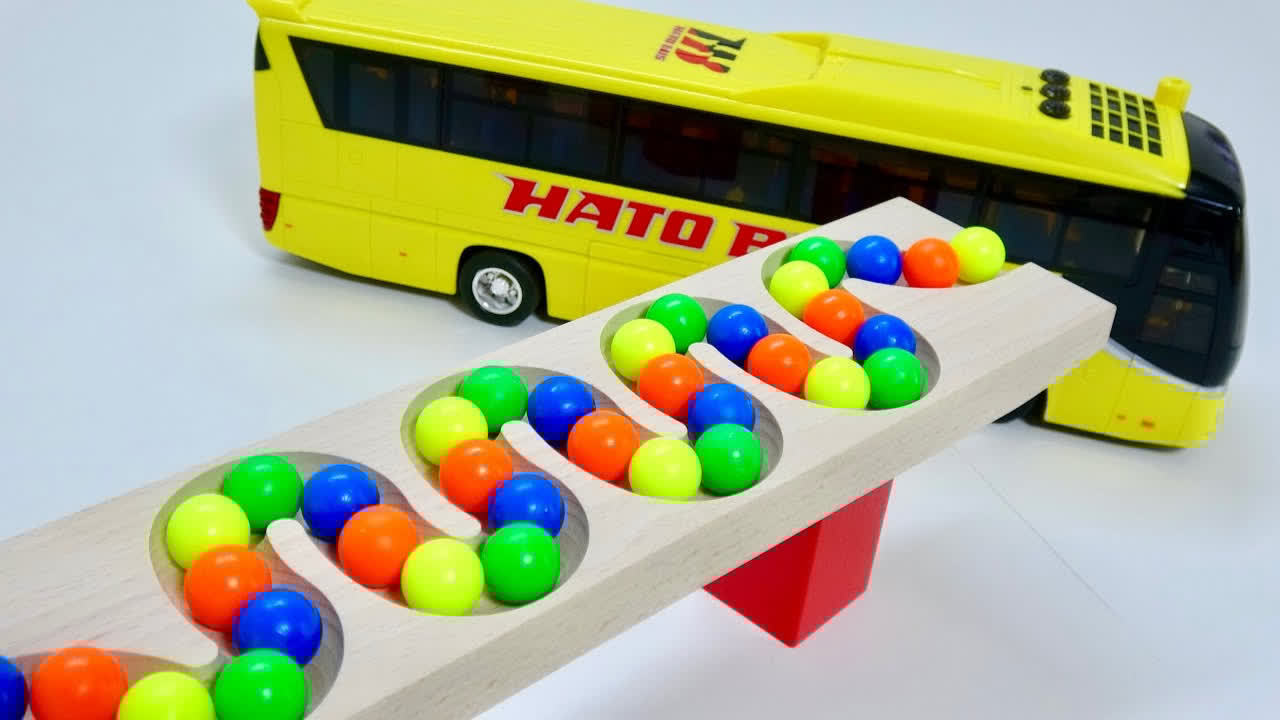 酷!翻斗车 巴士 校车 挖掘机能装下100颗弹珠吗?