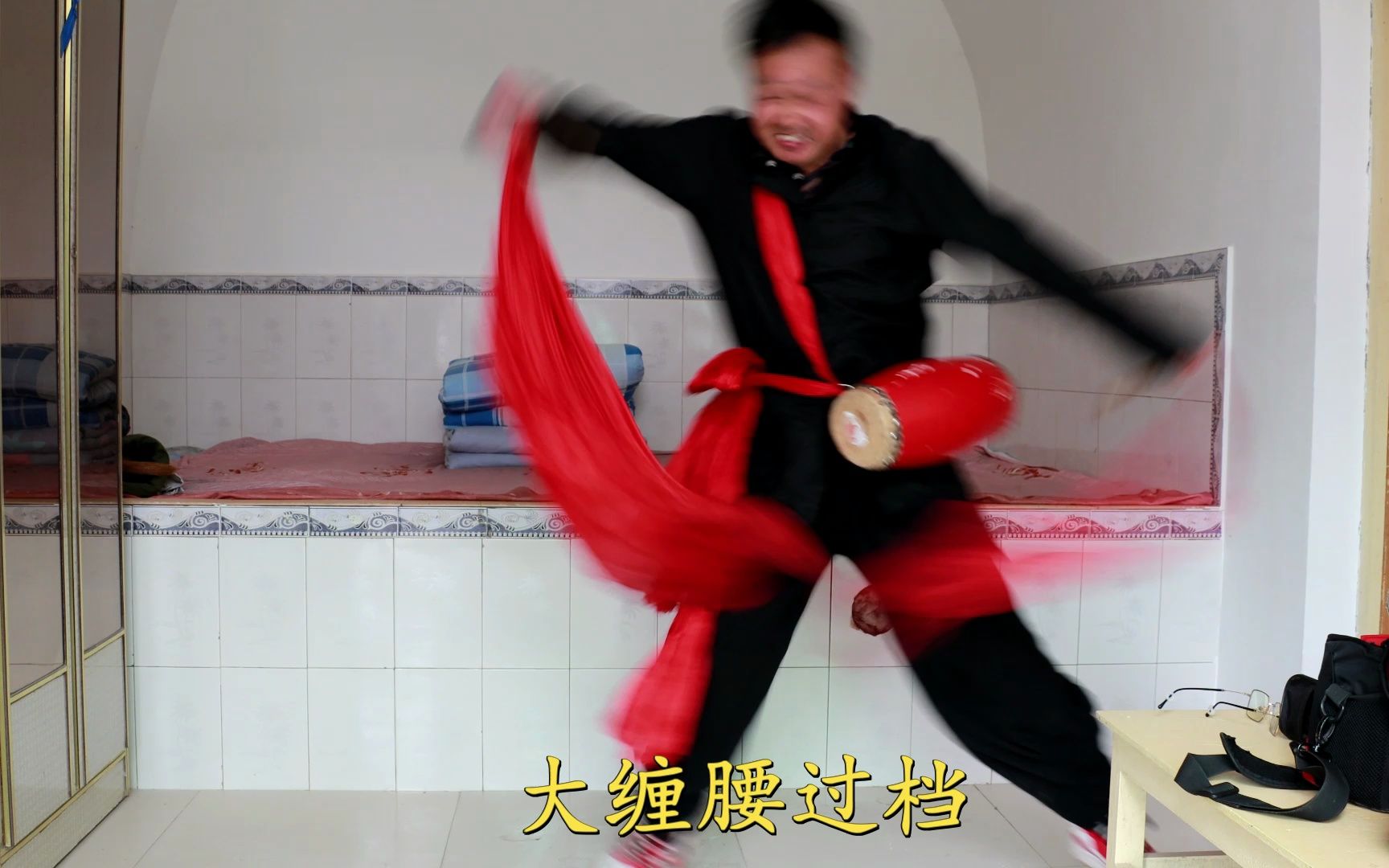 安塞腰鼓张海学窑洞里练丰收步,连着10来个大缠腰过档好累